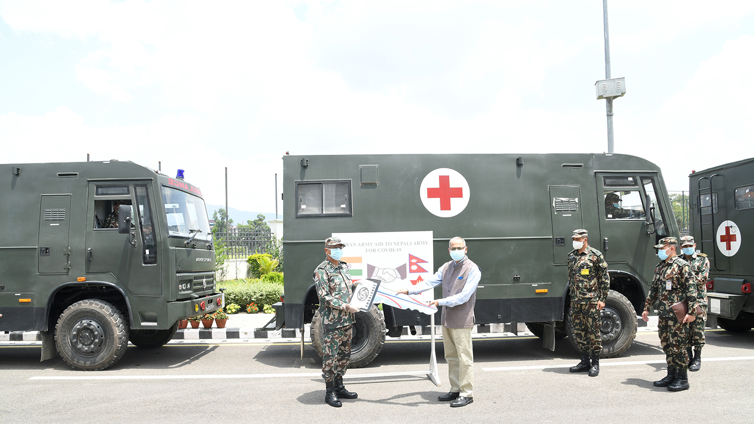 भारतीय सेनाद्वारा नेपाली सेनालाई स्वास्थ्य सामग्री र एम्बुलेन्स सहयोग ...