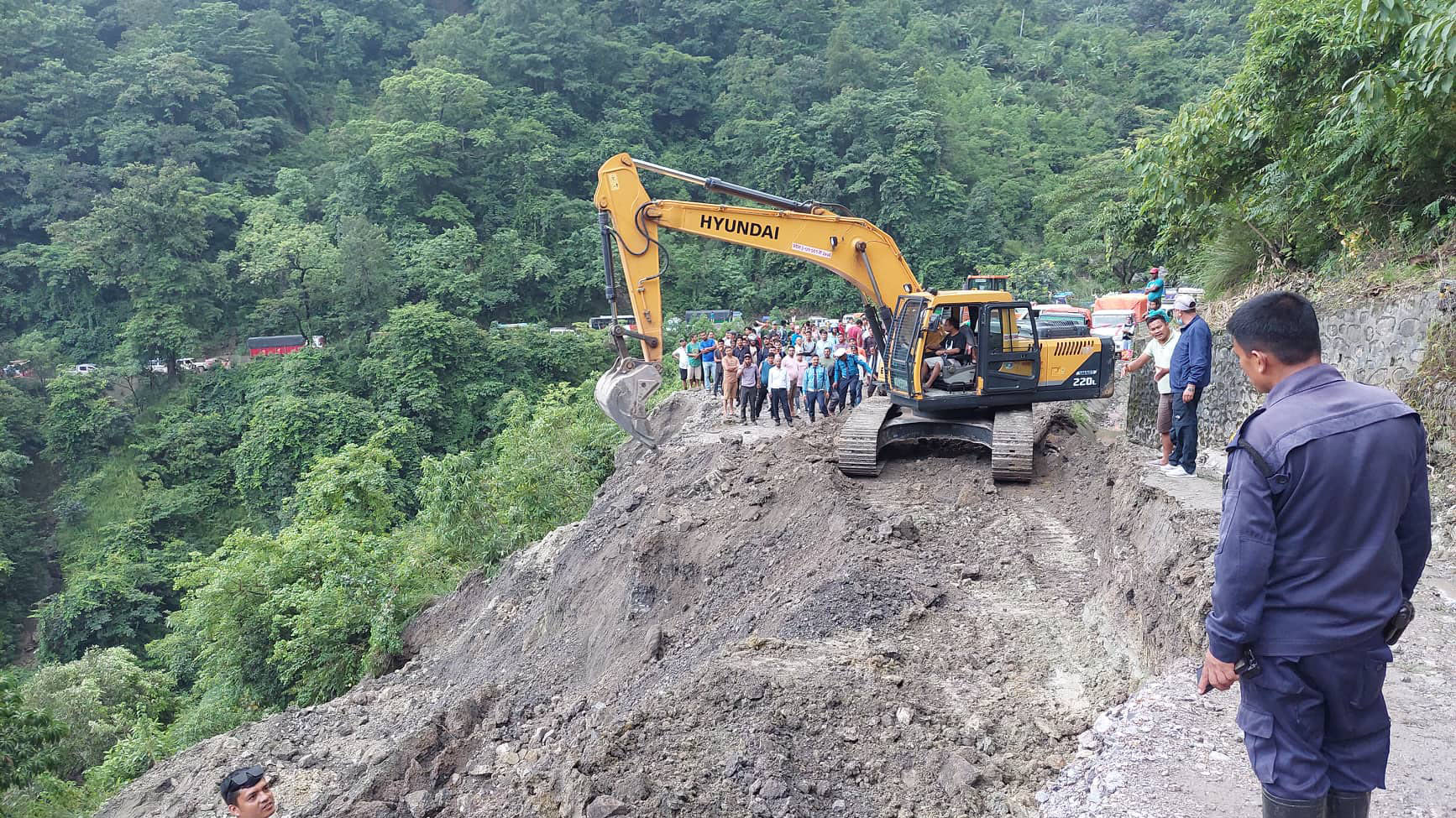 यसरी भासियो सिद्धार्थ राजमार्गको हिउँदेखोलामा सडक- फोटोफिचर - कान्तिपुर ...