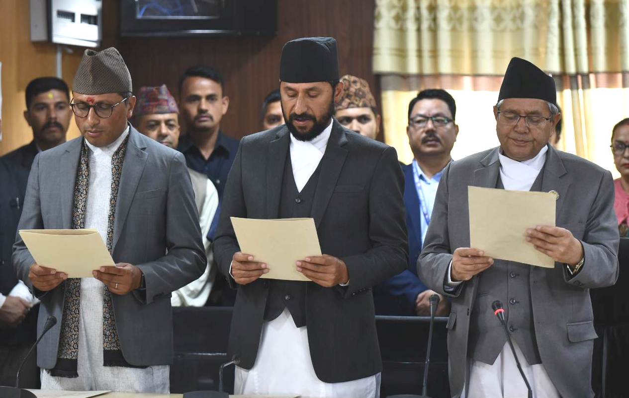 लामिछाने र वाग्लेले लिए सांसद पदको शपथ- समाचार - कान्तिपुर समाचार