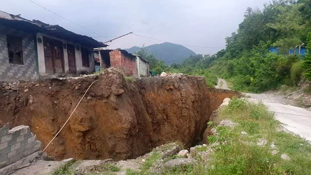 तनहुँको दुलेगौंडामा जमिन भासियो, पाँच घरमा क्षति- गण्डकी - कान्तिपुर समाचार