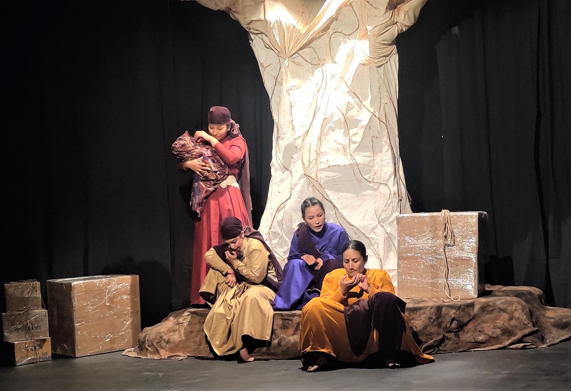 नाटक ‘देउराली डाँडी’ : महिलाले धानेको एउटा गाउँको कथा- कला - कान्तिपुर ...