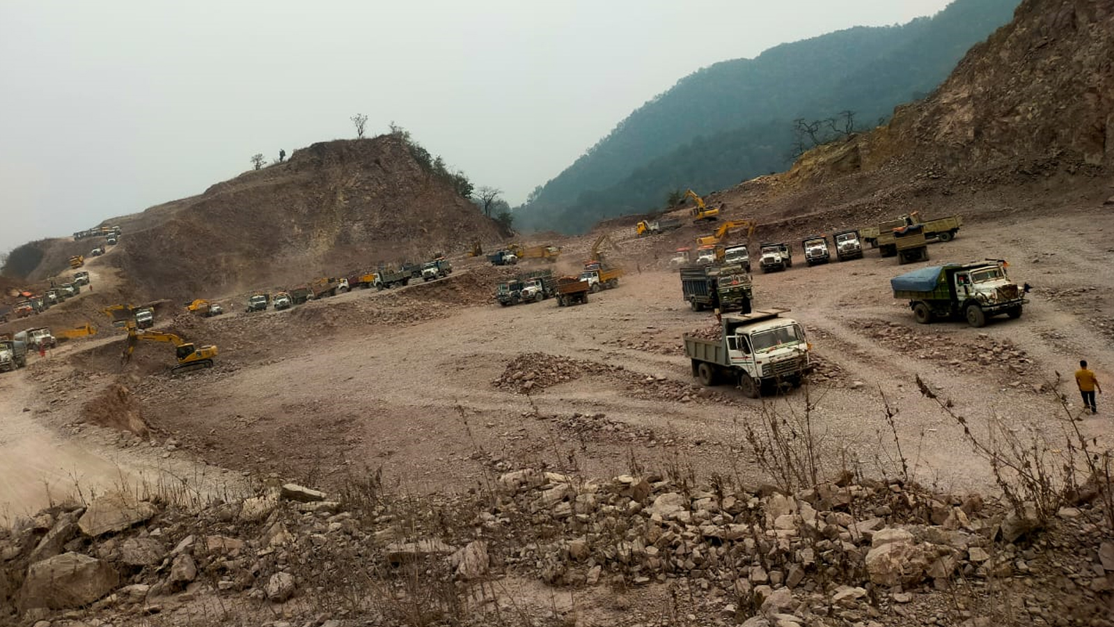 भ्रष्टाचार मुद्दा किनारा नलाग्दै आरोपितलाई वन क्षेत्रमा चुनढुंगा उत्खनन ...