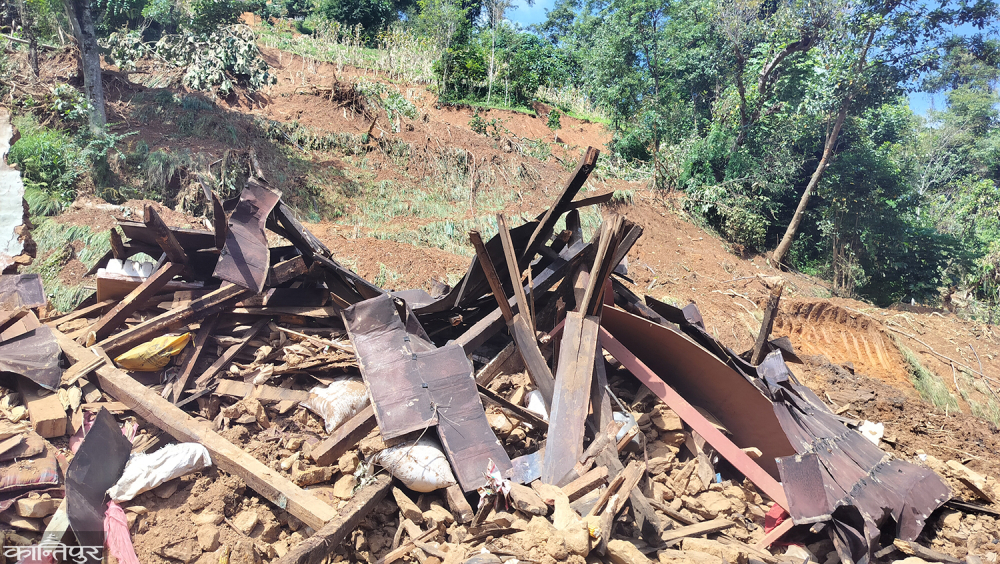 अवैध ढुंगाखानी, क्रसर उद्योगको मनोमानी : रोशीको बाढीले ७ सय परिवार ...