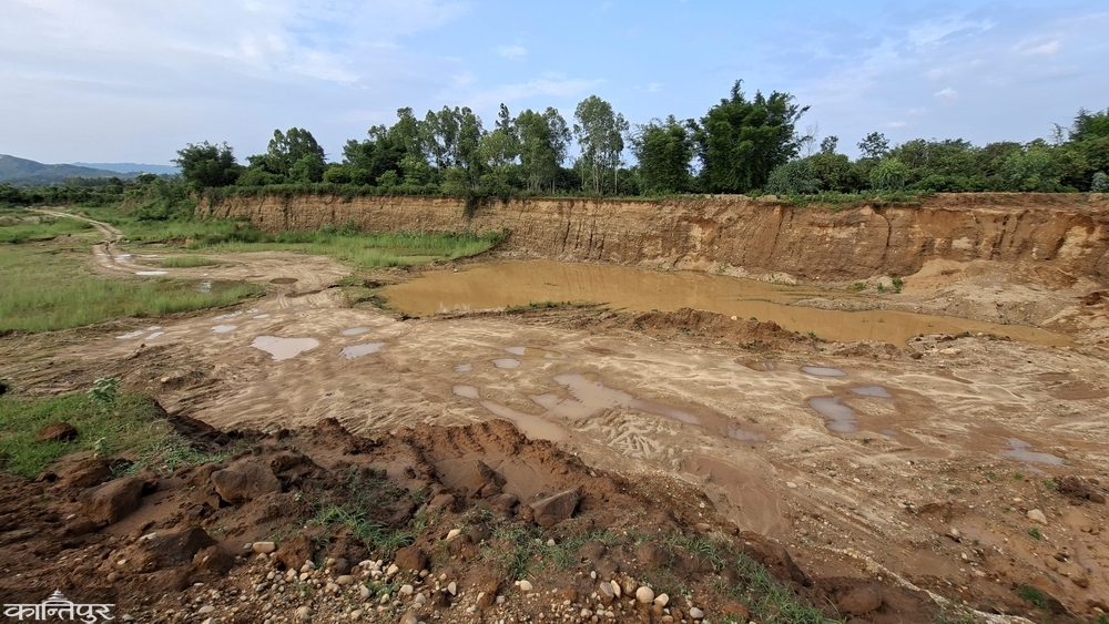 मनलाग्दी उत्खननले धनगढीमाईका दर्जनौँ बस्ती संकटमा, क्रसर सञ्चालकको डरले ...