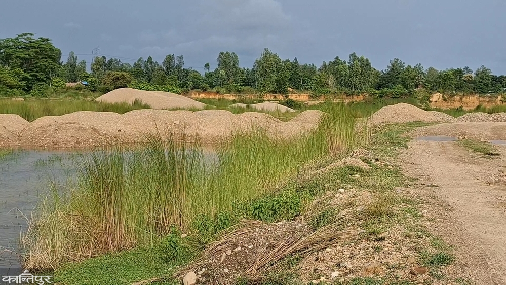 मनलाग्दी उत्खननले धनगढीमाईका दर्जनौँ बस्ती संकटमा, क्रसर सञ्चालकको डरले ...