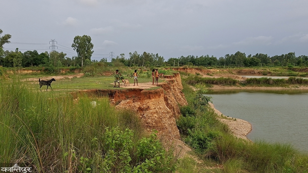 मनलाग्दी उत्खननले धनगढीमाईका दर्जनौँ बस्ती संकटमा, क्रसर सञ्चालकको डरले ...
