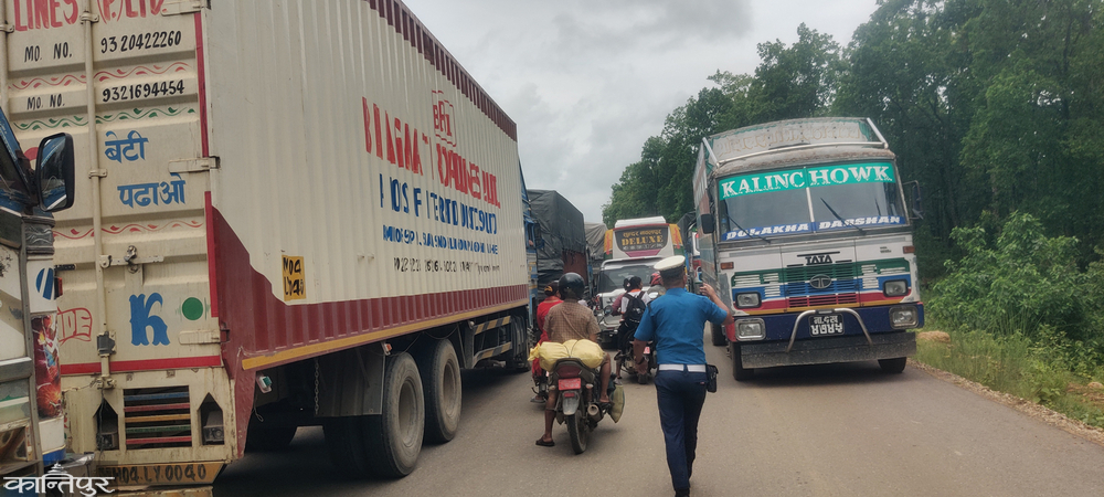 दाउन्नेमा गाडी फस्दा ४५ किलोमिटर लामो जाम- समाचार - कान्तिपुर समाचार