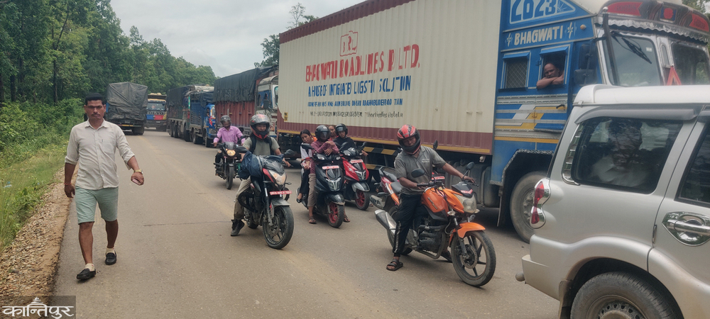 A 45-km long traffic jam when a vehicle got stuck in Daune- समाचार ...