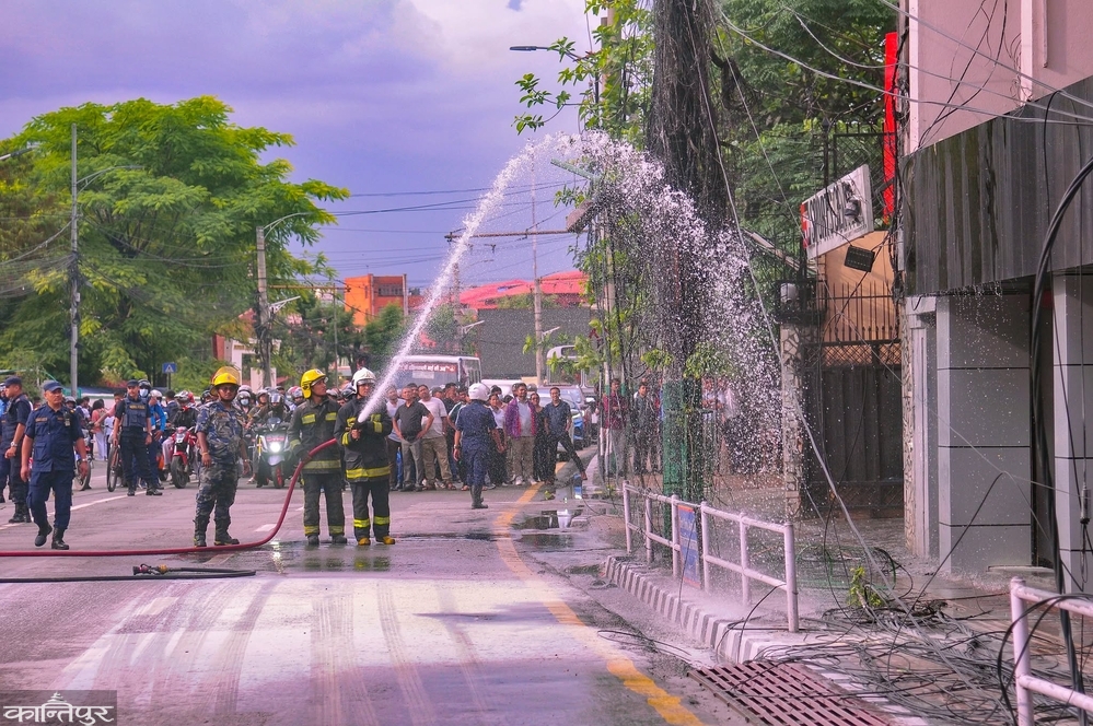 थापाथलीमा बिजुलीको पोलमा आगलागी [तस्बिरहरु]- उपत्यका - कान्तिपुर समाचार