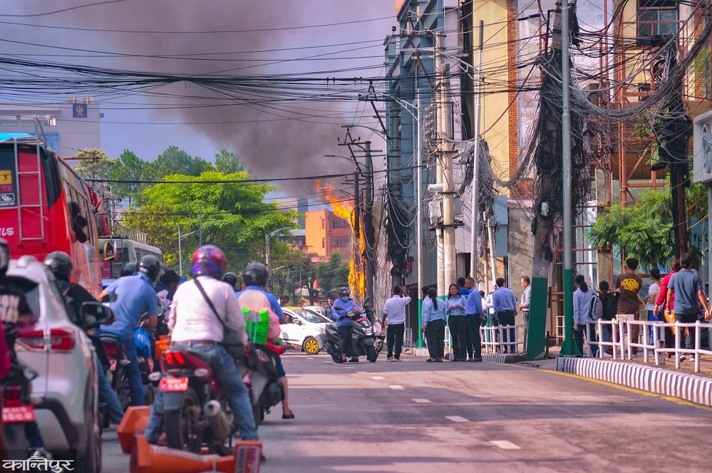 थापाथलीमा बिजुलीको पोलमा आगलागी [तस्बिरहरु]- उपत्यका - कान्तिपुर समाचार