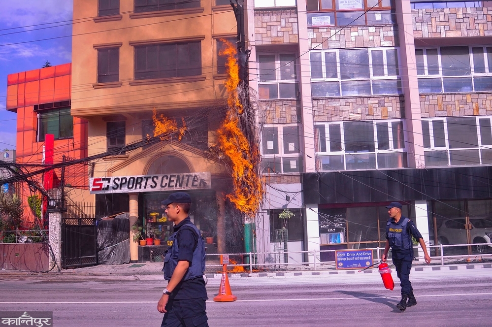 थापाथलीमा बिजुलीको पोलमा आगलागी [तस्बिरहरु]- उपत्यका - कान्तिपुर समाचार