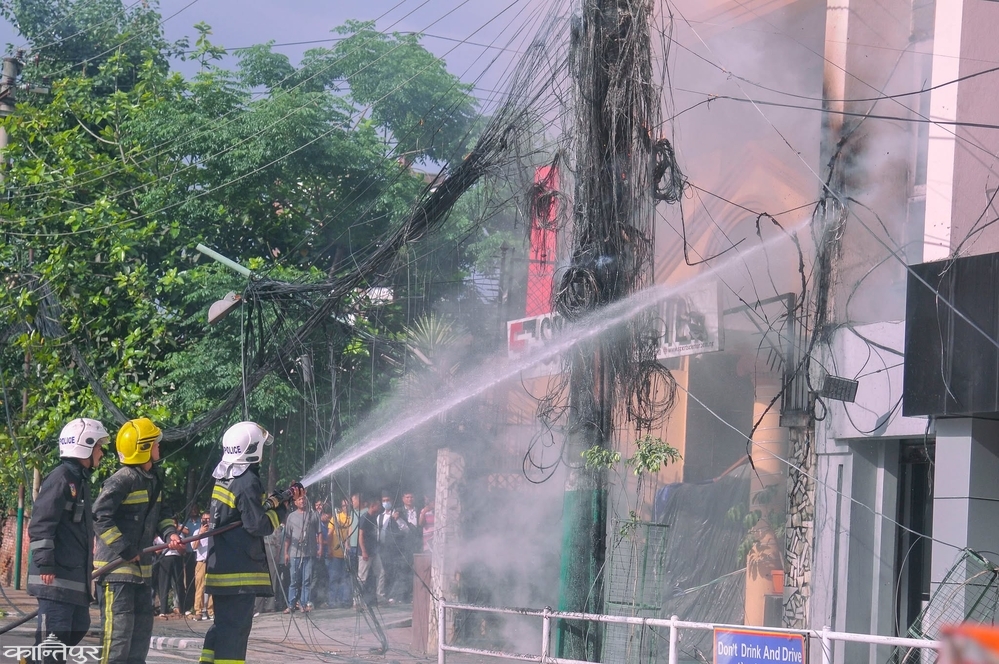 थापाथलीमा बिजुलीको पोलमा आगलागी [तस्बिरहरु]- उपत्यका - कान्तिपुर समाचार