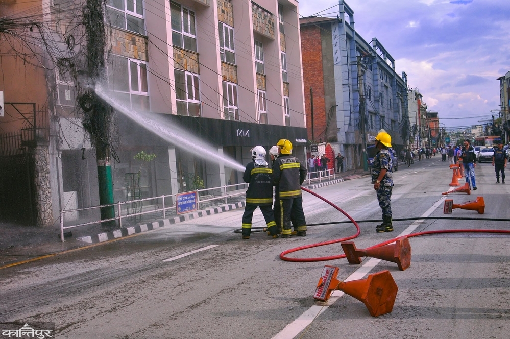 थापाथलीमा बिजुलीको पोलमा आगलागी [तस्बिरहरु]- उपत्यका - कान्तिपुर समाचार