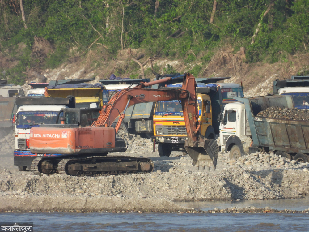 बर्खा लाग्दा पनि रोकिएन नारायणीमा उत्खनन्, धन्नै बगेनन् मान्छे र गाडी ...