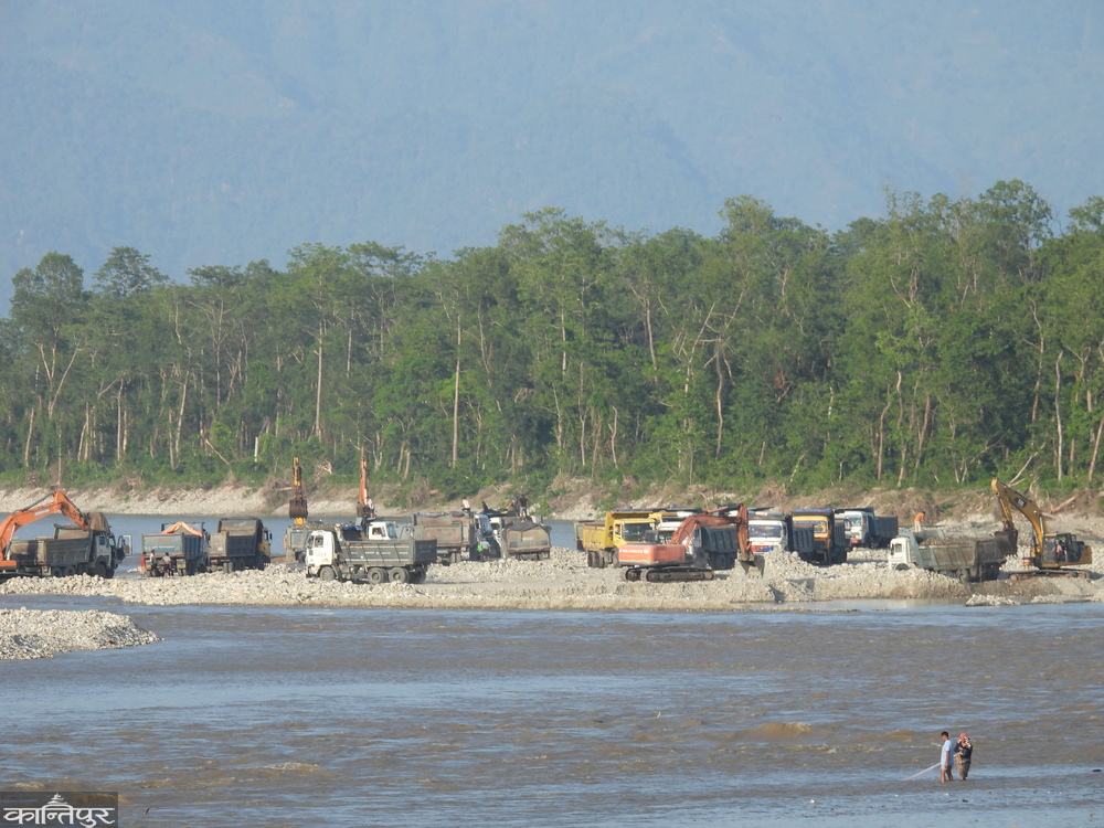 बर्खा लाग्दा पनि रोकिएन नारायणीमा उत्खनन्, धन्नै बगेनन् मान्छे र गाडी ...